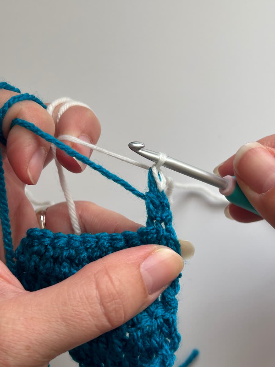 Easy Crochet Color Change To Create A Sharp Edge - Blue Star Crochet